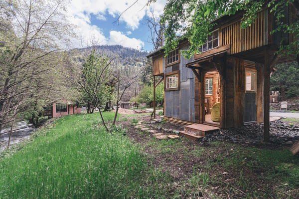 She Bought a Californian Ghost Town and Now You Can Rent It - Villageio